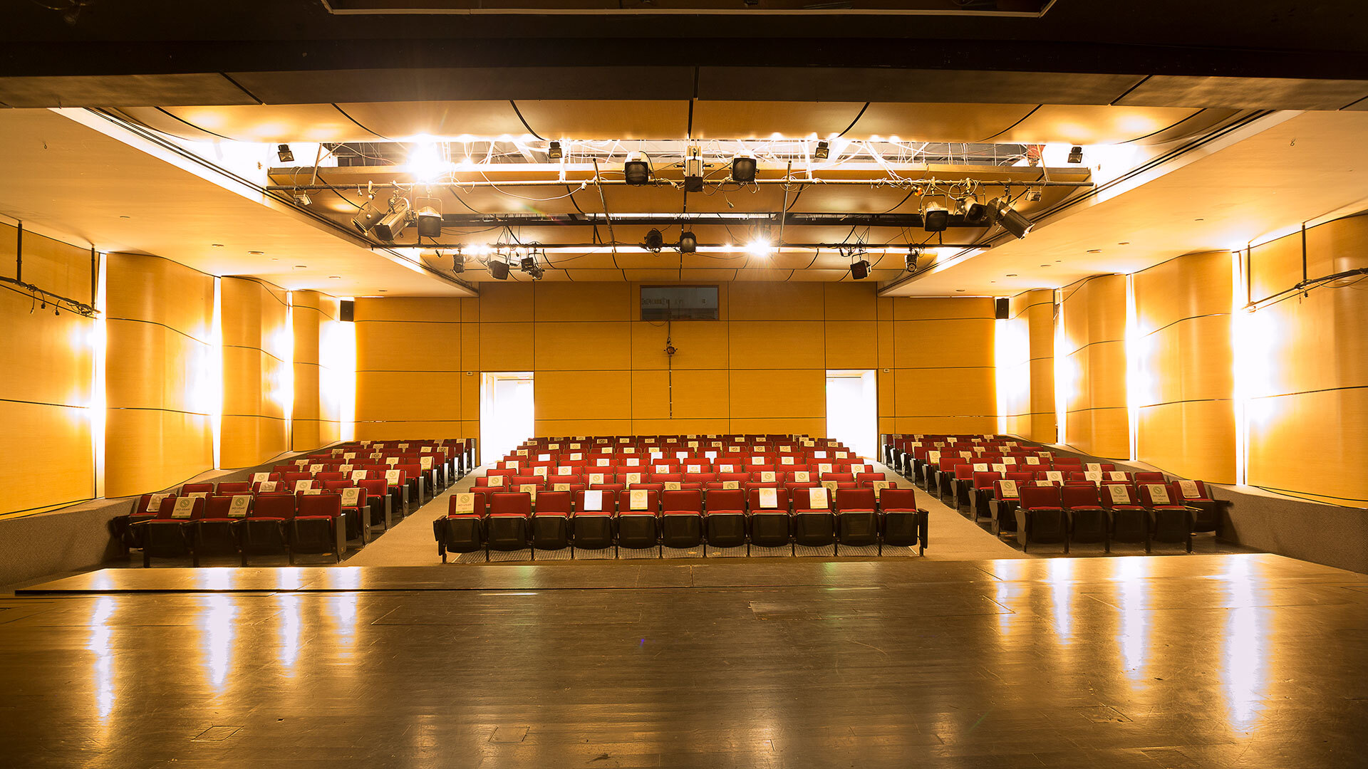 Hablemos de escenografía o de diseñar para el teatro - Teatro Luis Poma